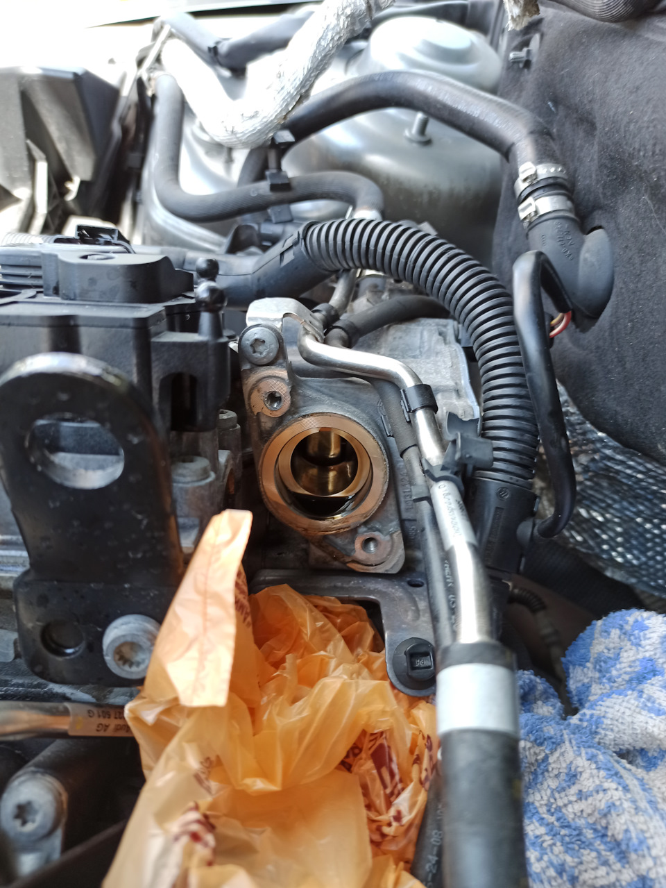 Штуцер вакуумного насоса (засопливил). — Audi A4 (B8), 1,8 л, 2008 года ...