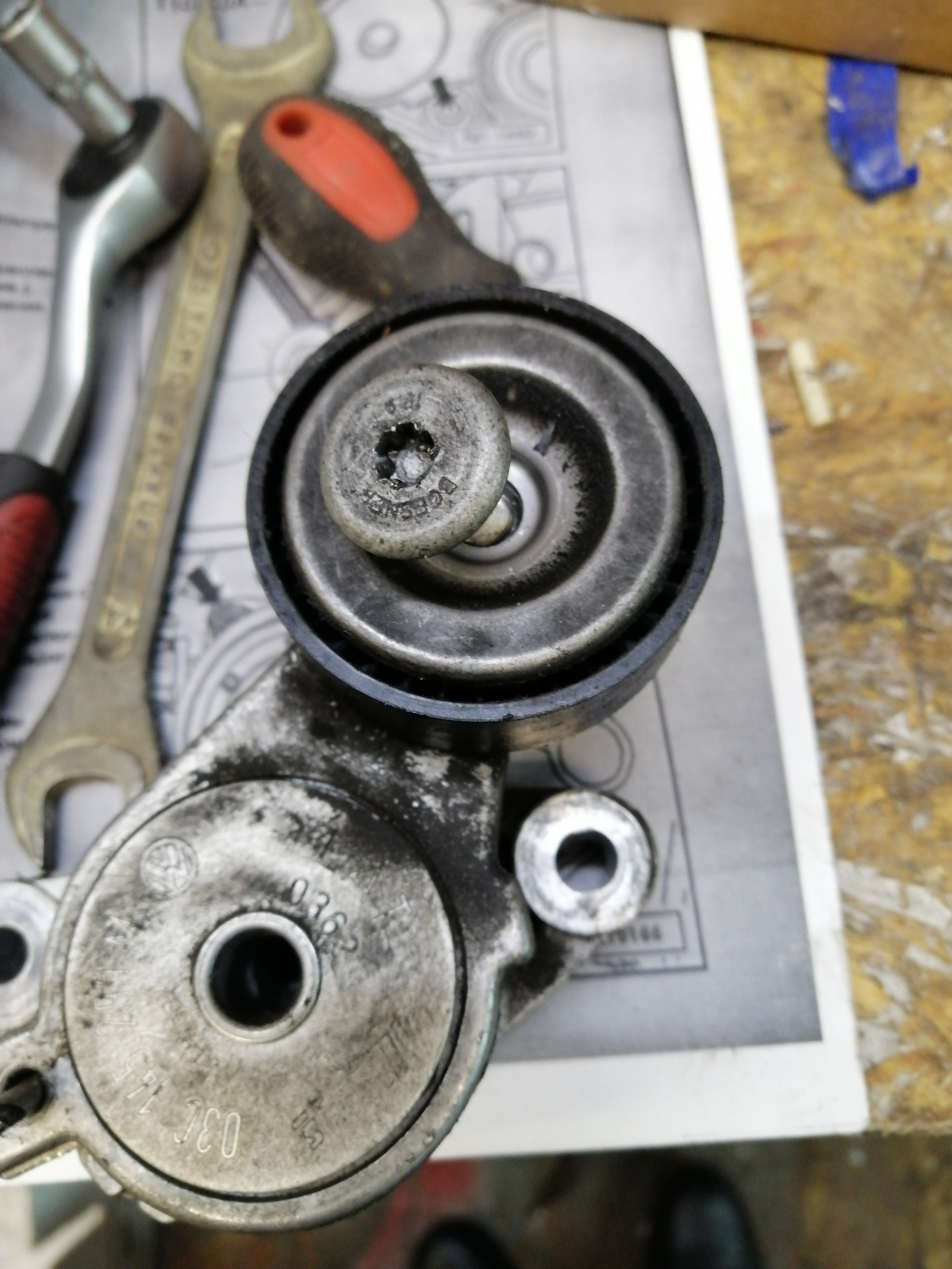 Замена помпы, роликов, ремней — Volkswagen Touran (1G), 1,4 л, 2013 ...