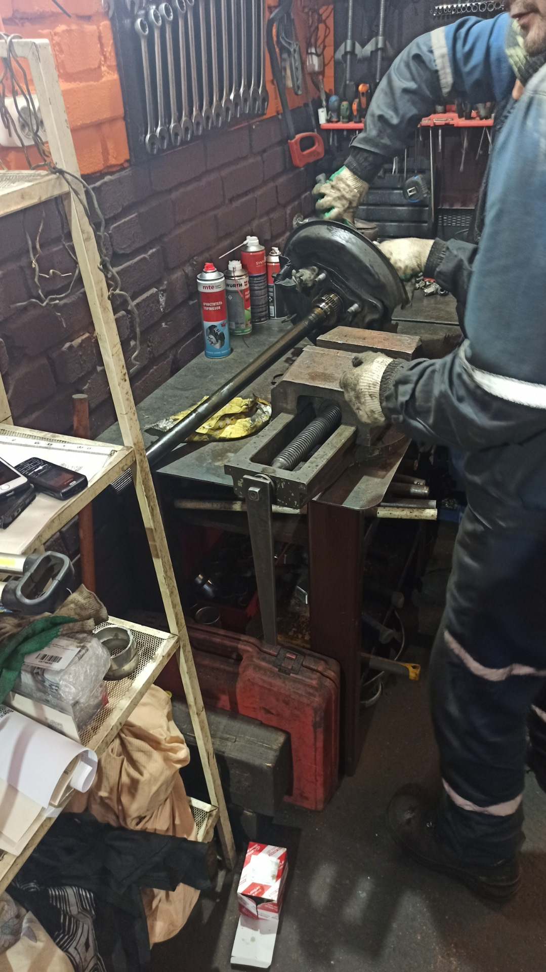 Замена масла, передние пружины, подшипник задней правой полуоси ...