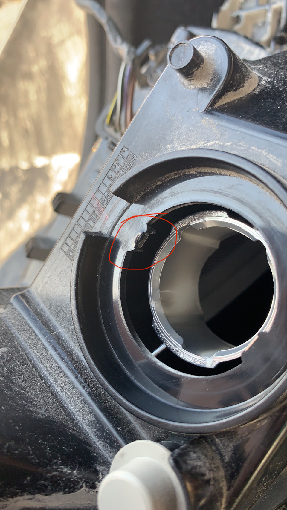 Немного доработать напильником, если отказал задний левый поворотник ...