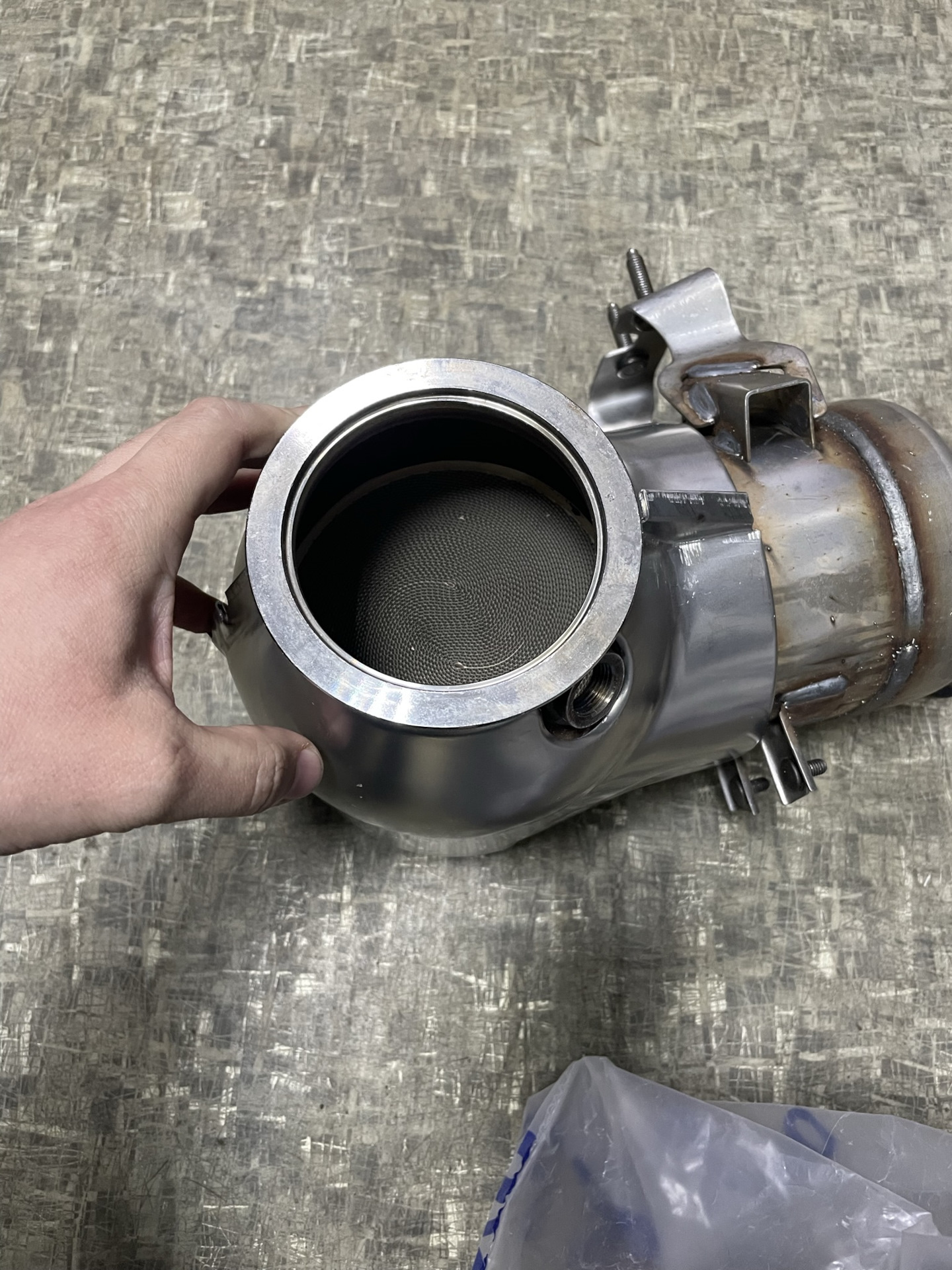 Поиск источника секущего выхлопа — замена катализатора — Volvo V90 ...