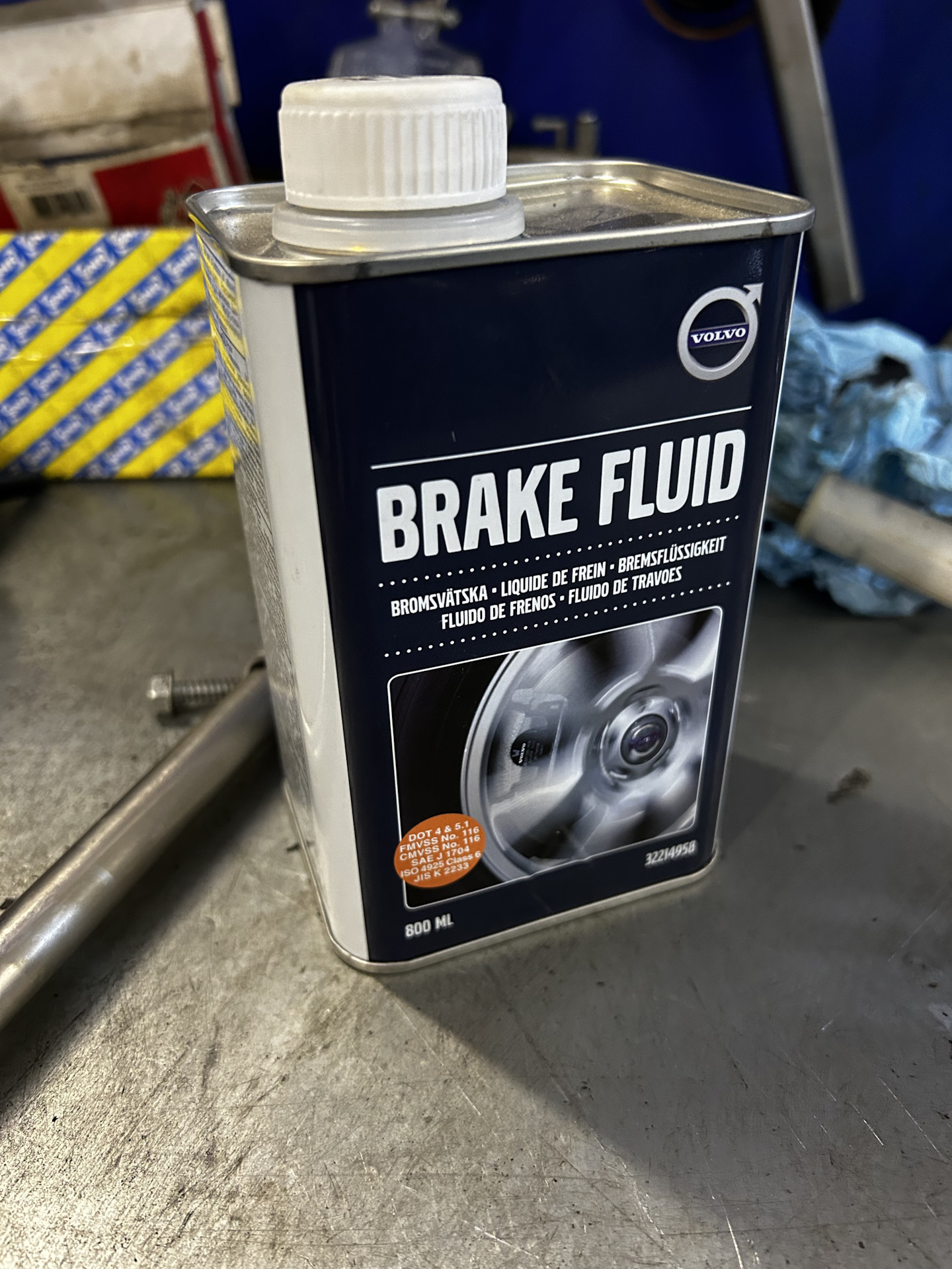 #27_Замена задних тормозных суппортов — Volvo C30, 2,4 л, 2008 года ...