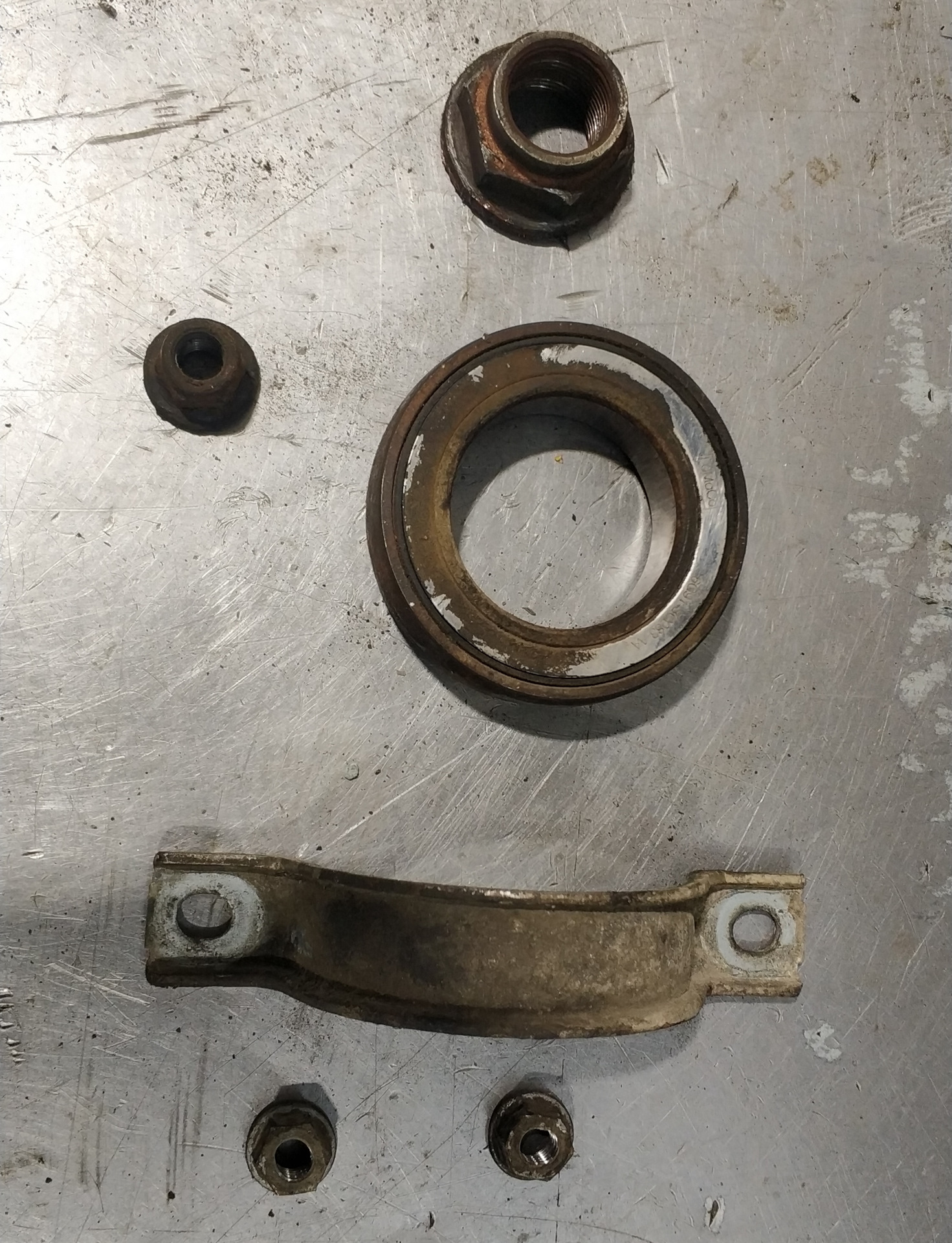 Замена подшипника промежуточного вала — Ford Fiesta (Mk VI), 1,4 л ...