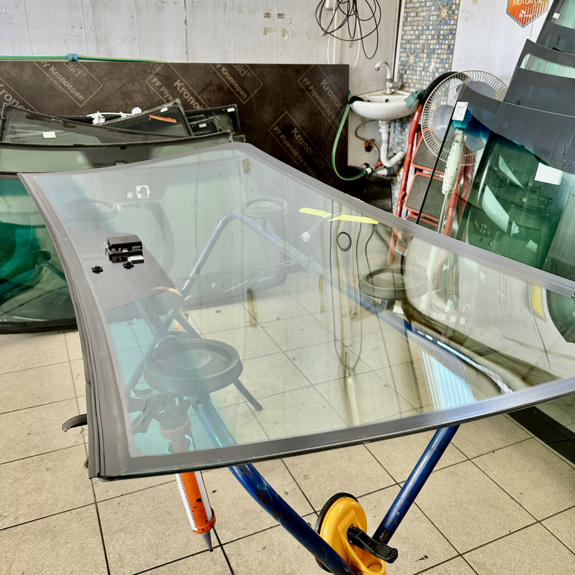 Замена лобового стекла — Lexus LX (URJ200/URJ201), 5,7 л, 2012 года ...