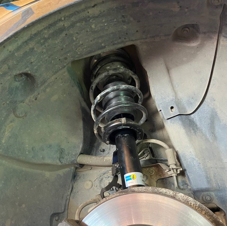 Замена опорников и амортизаторов — BMW 1 series (E81/E87), 1,6 л, 2010 ...