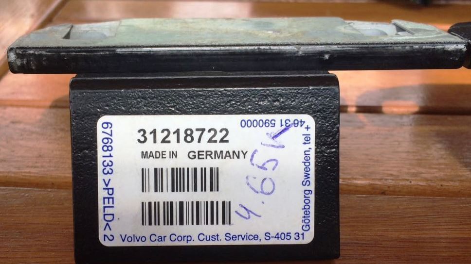 Замена верхней петли водительской двери — Volvo XC70 III, 2,4 л, 2012 ...