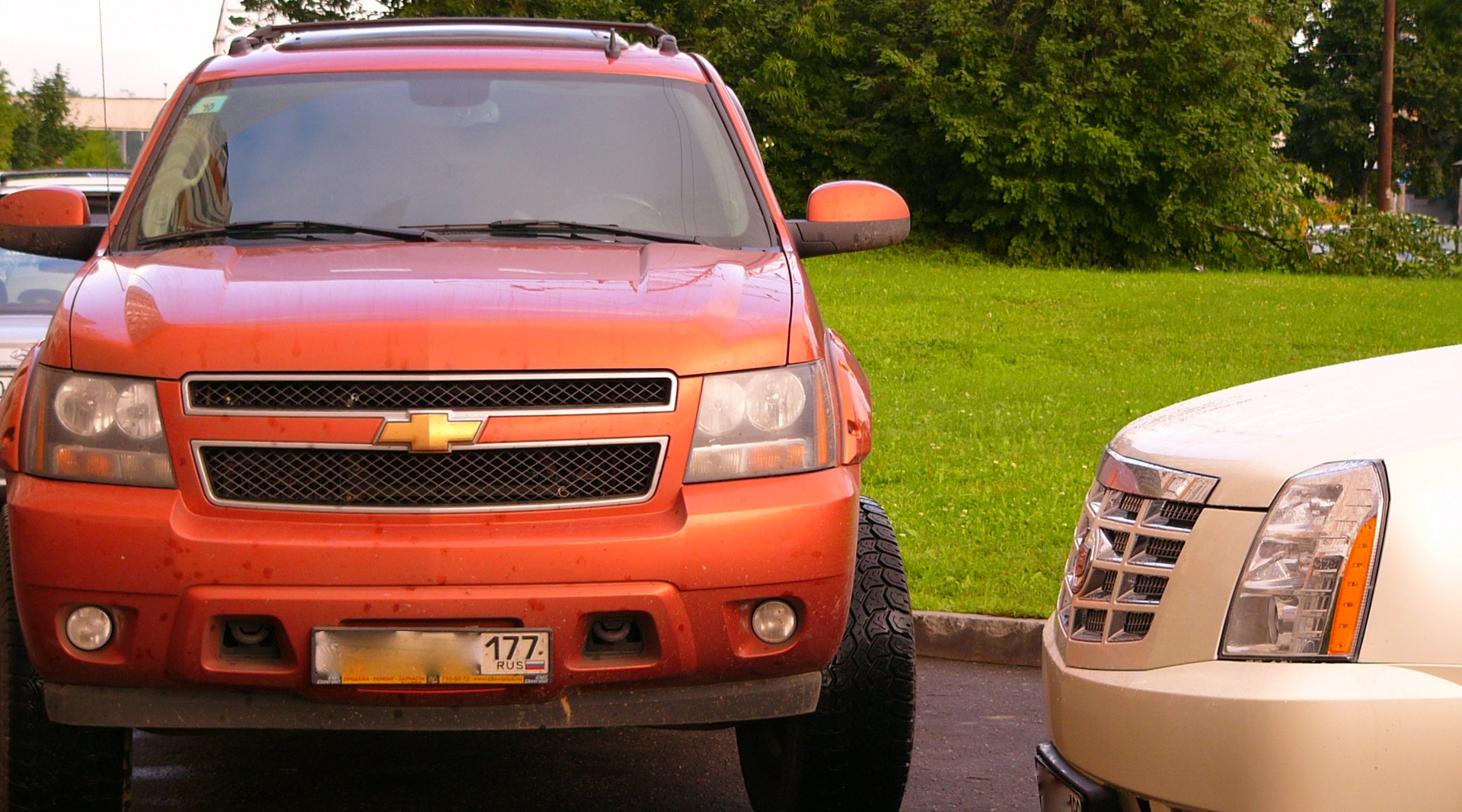 Рядом с Cadillac Escalade (GMT900) — Chevrolet Avalanche (GMT900), 6,2 ...