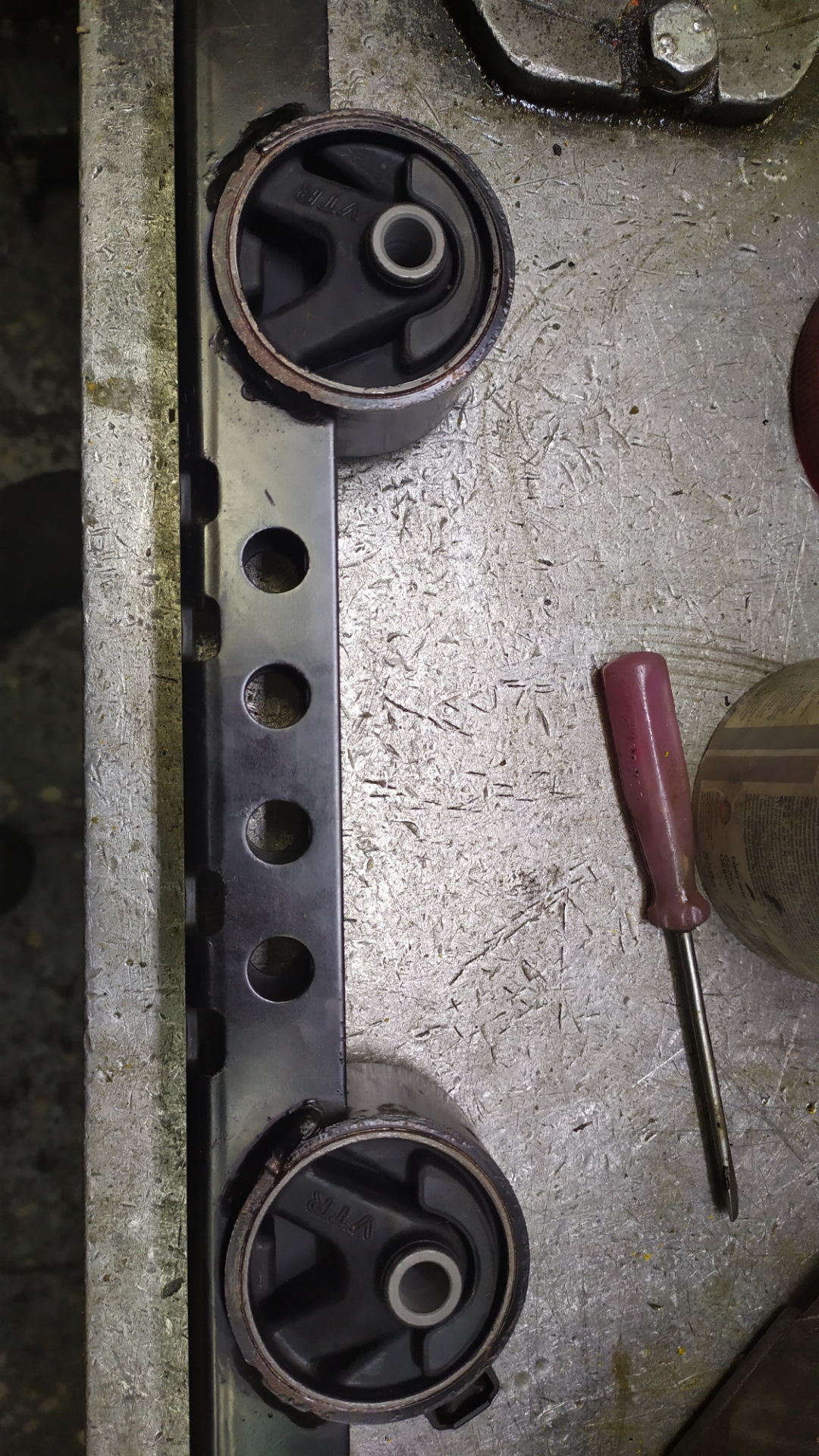 Замена сайлентблоков подушки АКПП MR 267868 — Mitsubishi Montero Sport ...