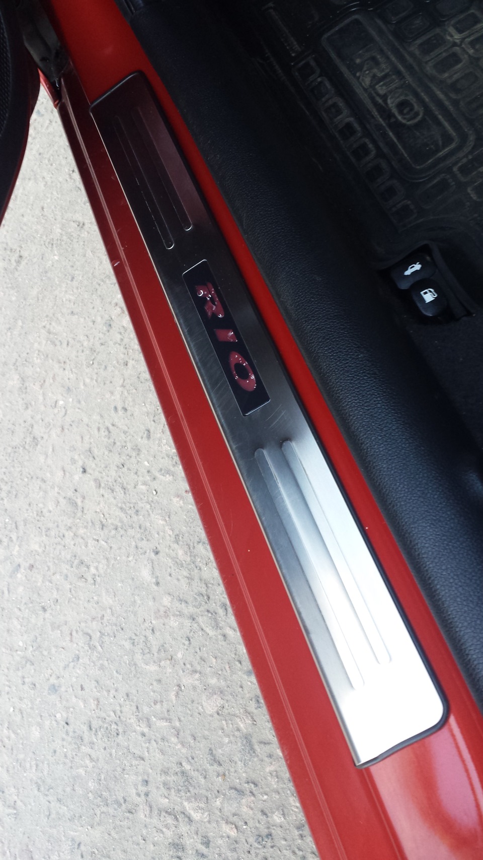 Накладки на пороги — KIA Rio (3G), 1,6 л, 2013 года | аксессуары | DRIVE2