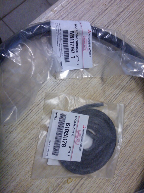 6102A178 УПЛОТНИТЕЛЬ СТЕКЛА ЛОБОВОГО НИЖНИЙ (L200 07) Mitsubishi ...