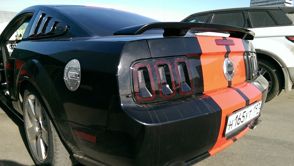 курчка кпп и тюненые задние фонари аля 2013г — Ford Mustang (5G), 4,6 л ...