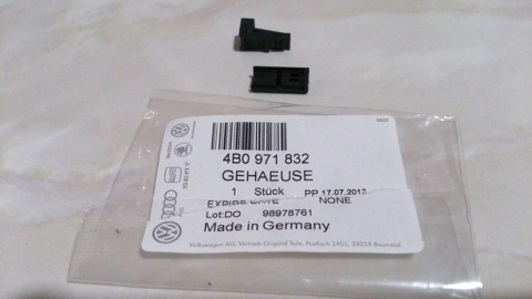 4B0971832 Корпус плоского разъёма с фиксатором контактов ( Состоит из ...