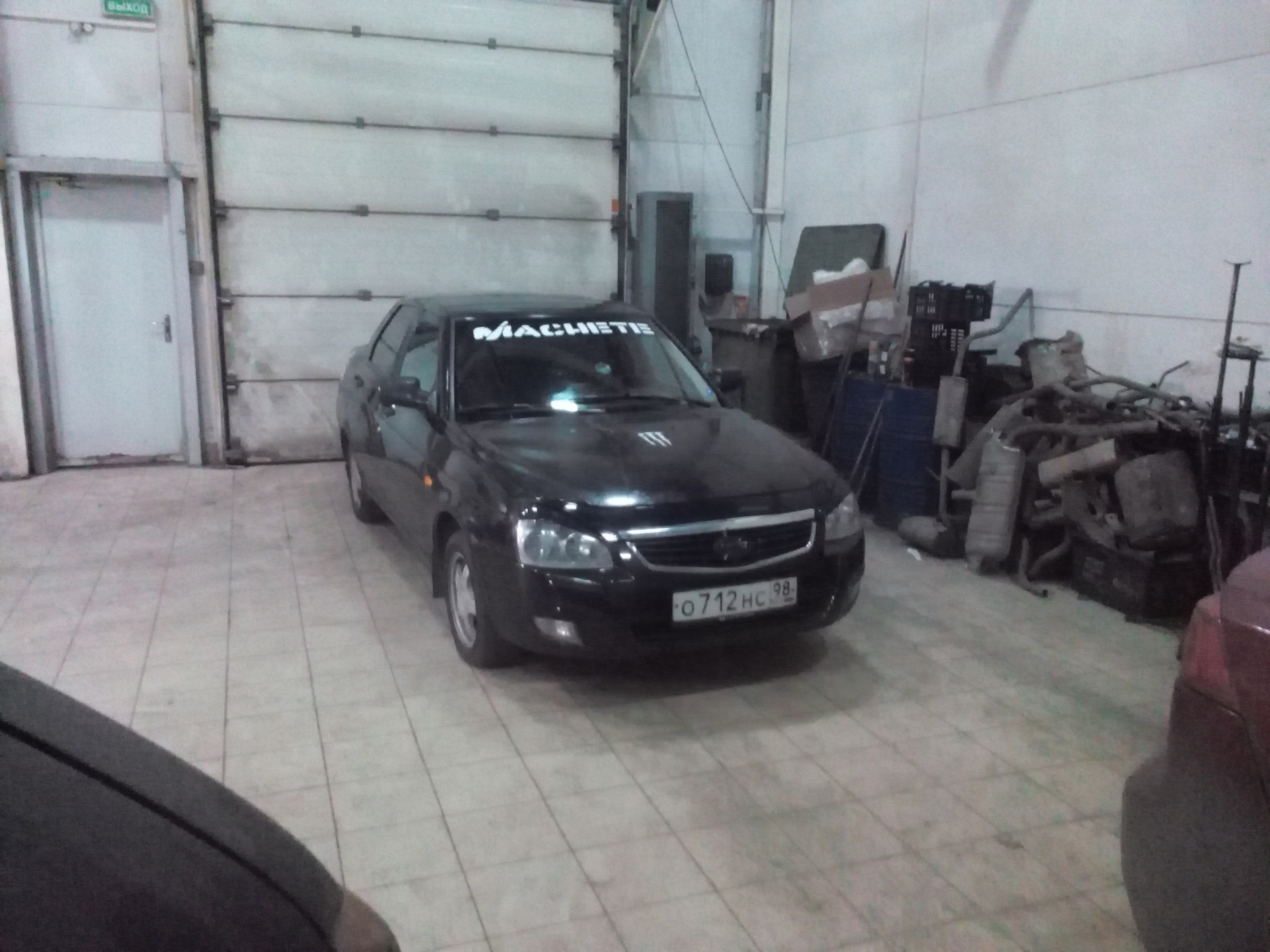 Наклейка на лобаш Machete — Lada Приора седан, 1,6 л, 2010 года ...