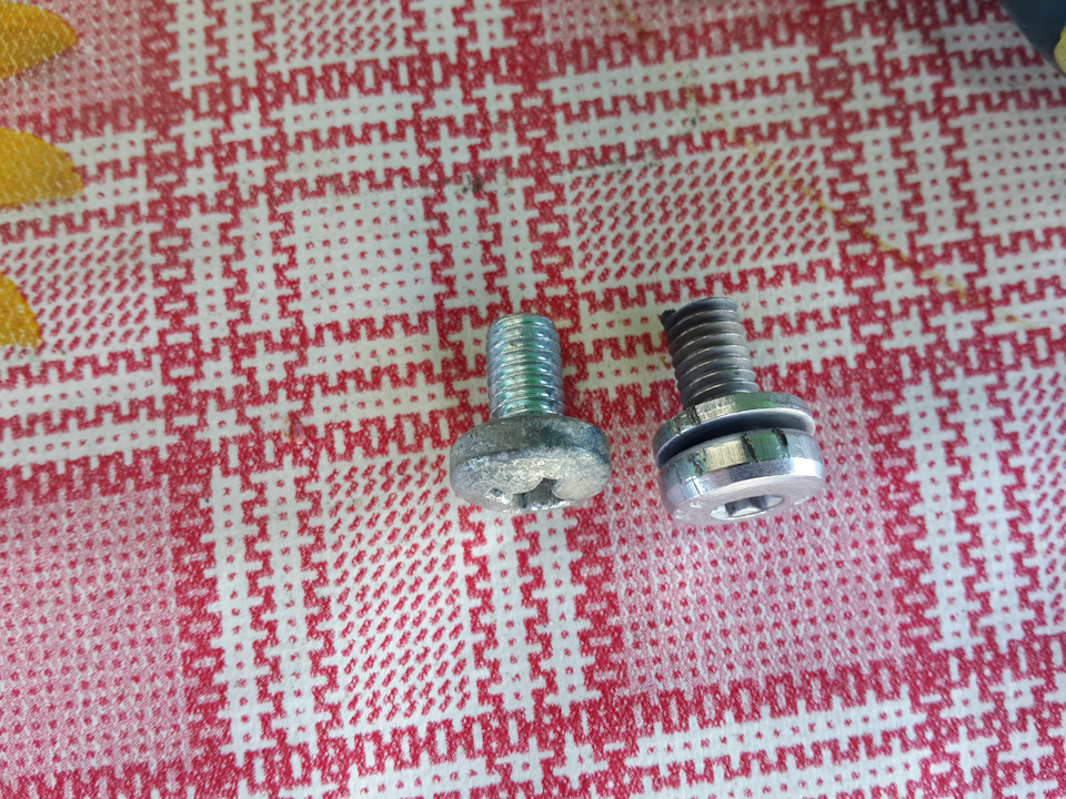 Винты WHT000747 для оригинальных номерных рамок, VAG — Volkswagen Polo ...