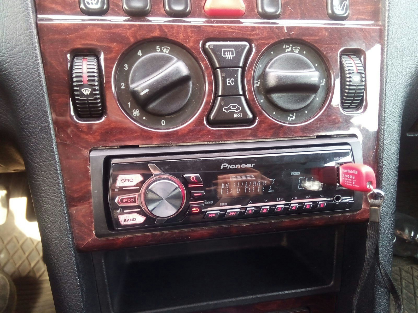 Новая магнитола) — Mercedes-Benz C-class (W202), 2,2 л., 1999 года ...