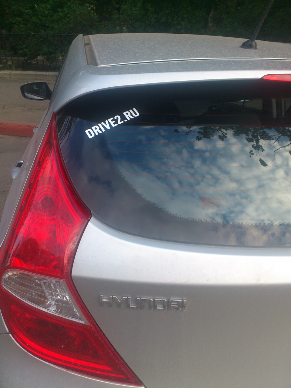 Наклейка — Hyundai Solaris (1G), 1,4 л, 2013 года | фотография | DRIVE2