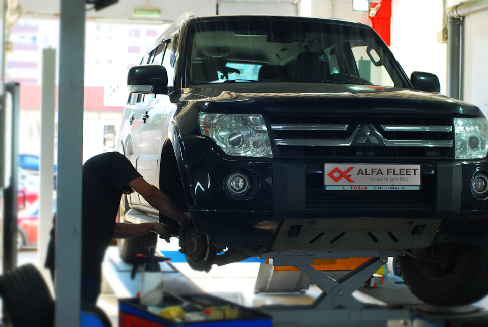 Поменяли тормозные колодки на Mitsubishi Pajero — Alfa Fleet на DRIVE2