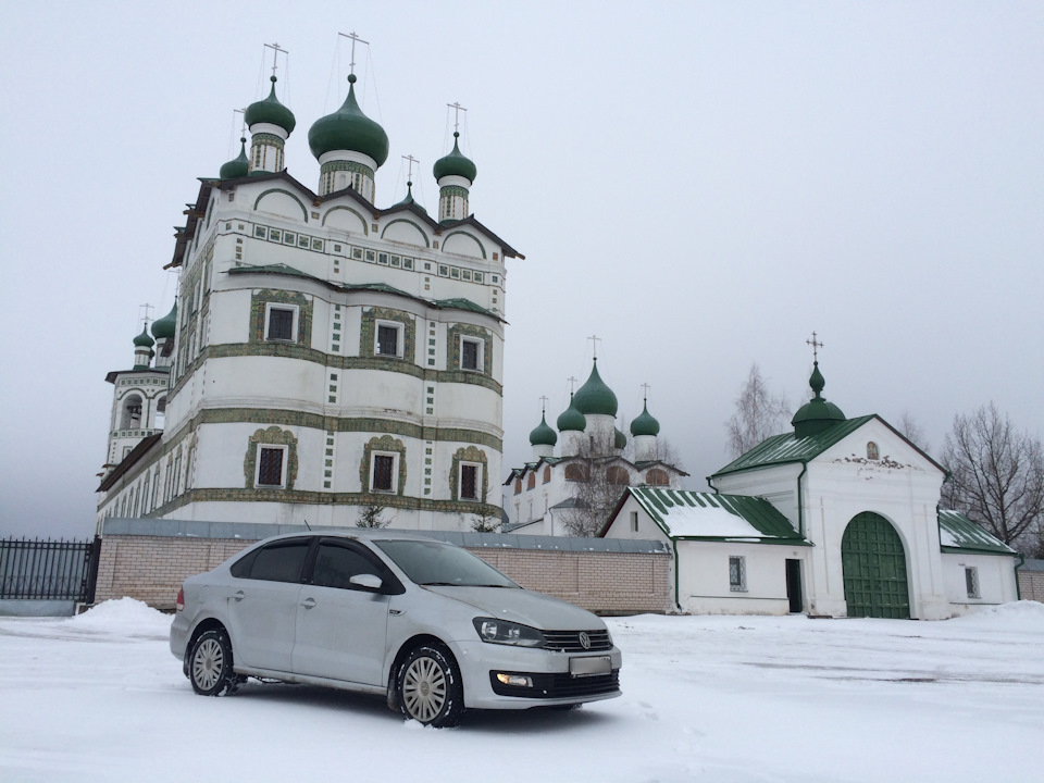 Молдинги на боковые стекла — Volkswagen Polo Sedan, 1,6 л, 2016 года ...