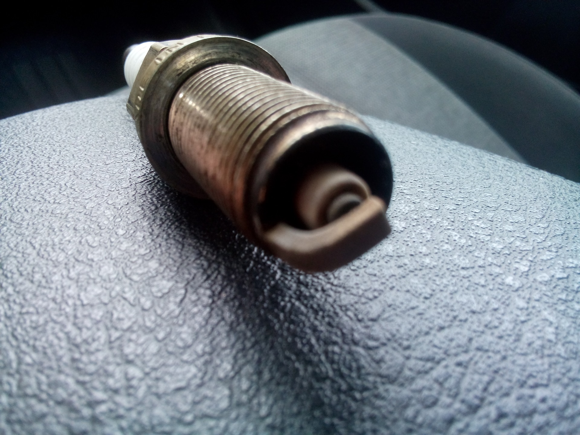 Замена свечей зажигания — Peugeot 407 SW, 2 л, 2006 года | своими ...