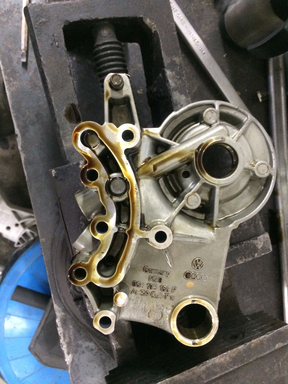 06H103166F Кронштейн опорный распределительного вала VAG | Запчасти на ...