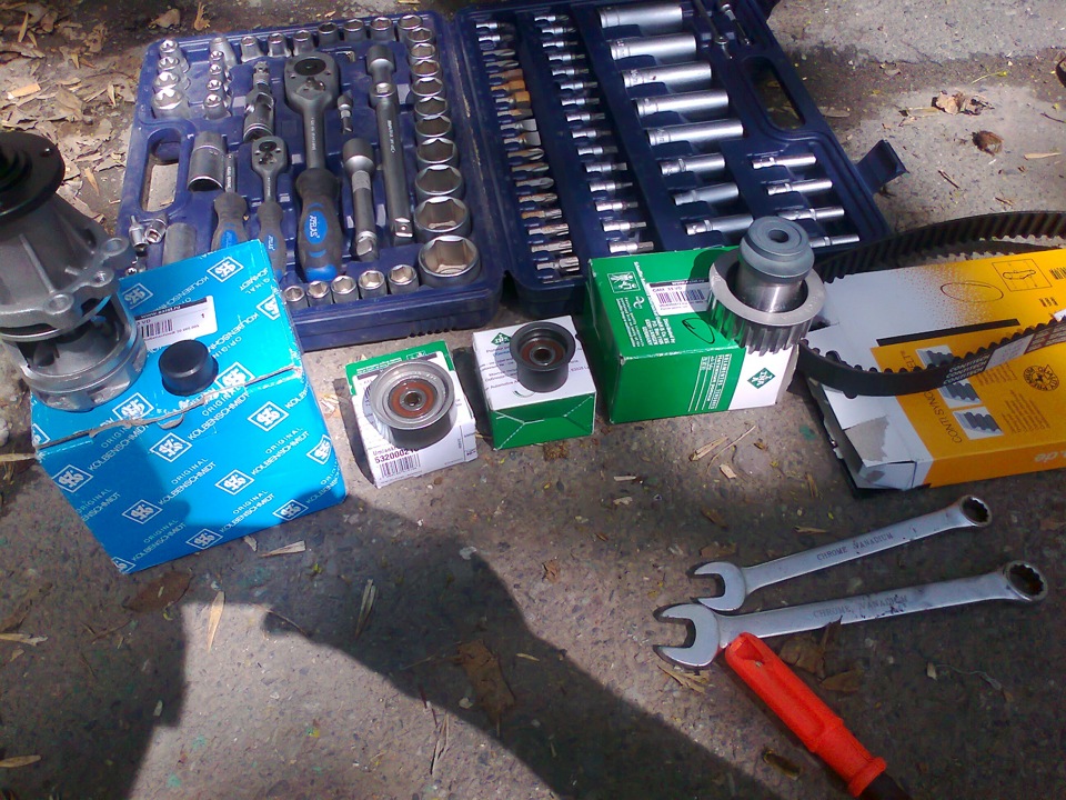 Потекла помпа, попутная замена всех роликов и ремня грм. — BMW 3 series ...