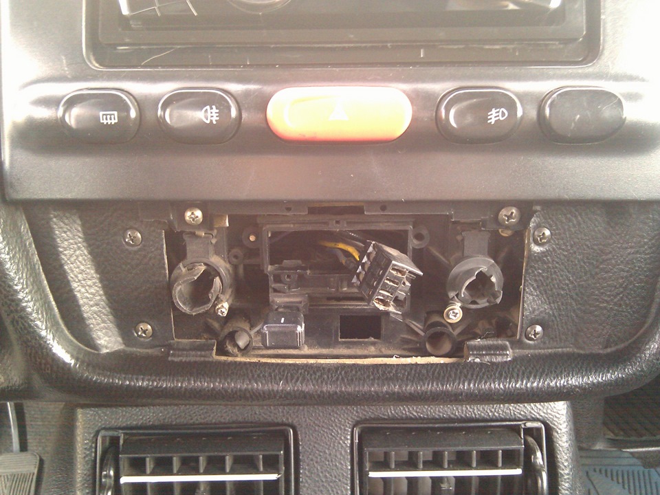 вот наконец меняю опорные диски, тормозные шланги и в салоне, наконец ...