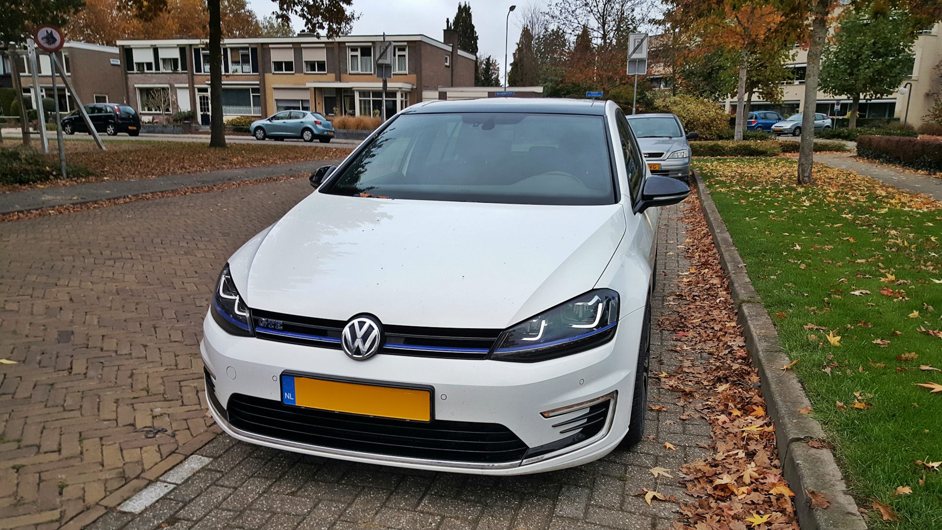 Black mirror caps — Volkswagen Golf GTE Mk7, 1,4 л, 2016 года ...