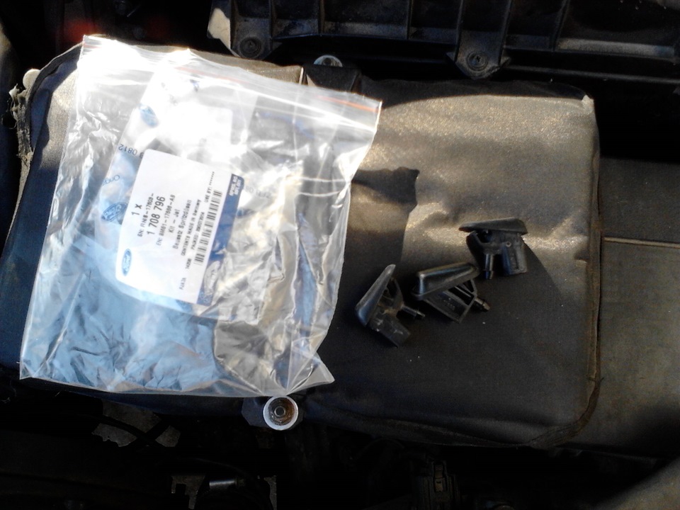 Клапан и веерные форсунки омывателя. — Ford Mondeo III, 2,2 л, 2000 ...