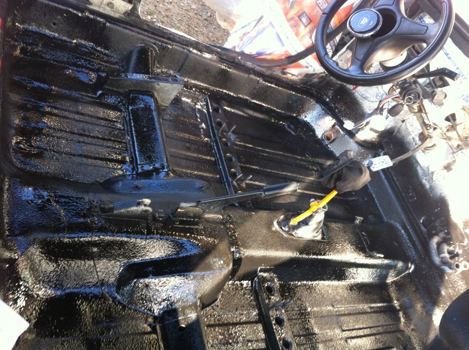 Обработка дна антикарозийкай. — Lada 21091, 1,5 л, 1991 года | кузовной ...