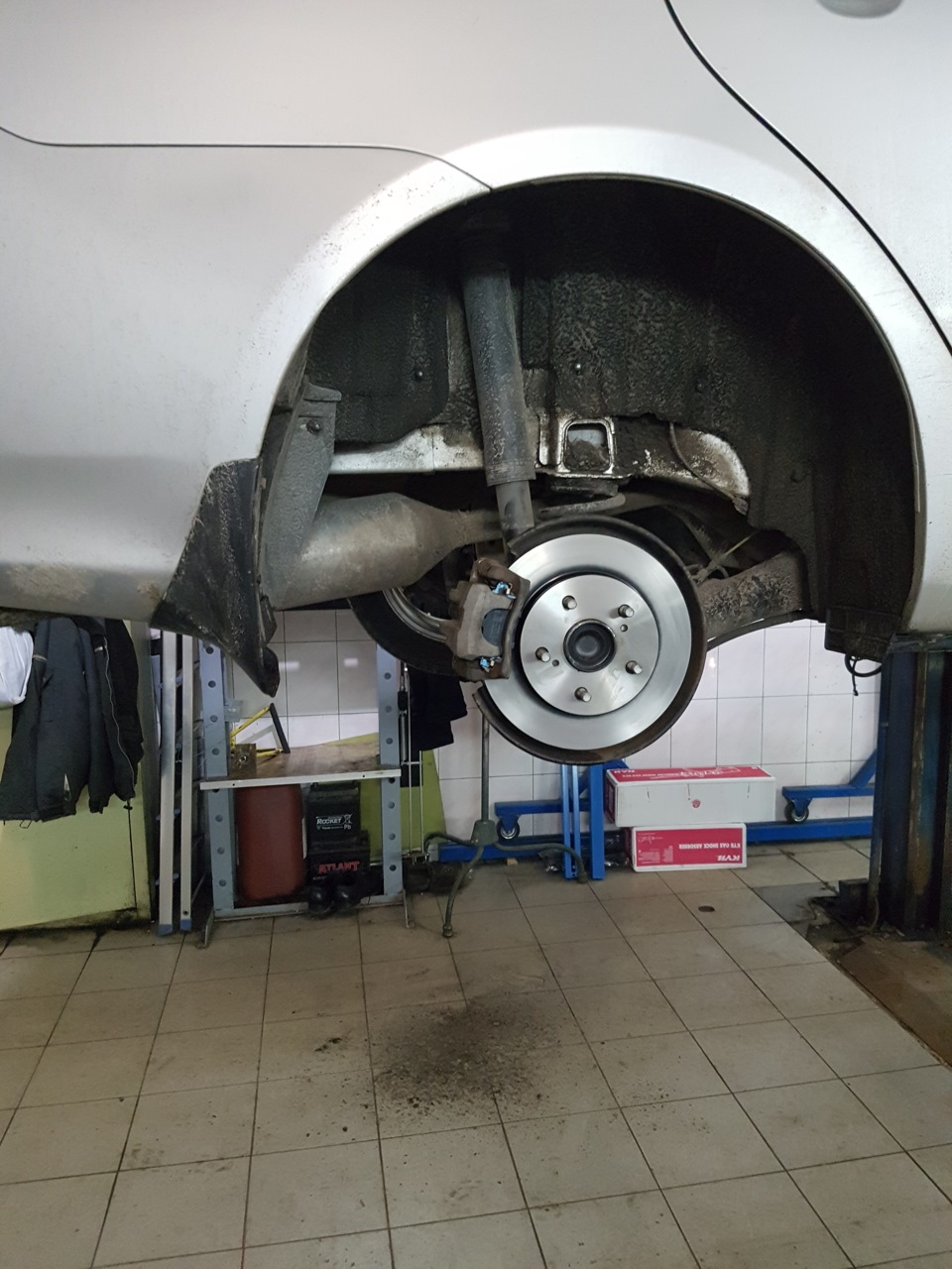 Замена задних тормозов — Toyota Corolla (140/150), 1,6 л, 2007 года ...
