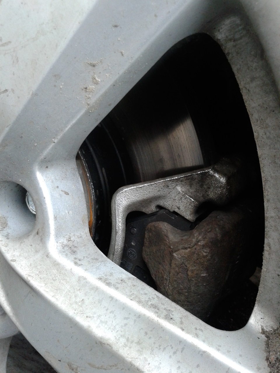 Передние тормозные диски и колодки — Volkswagen Passat Variant (B5), 1 ...