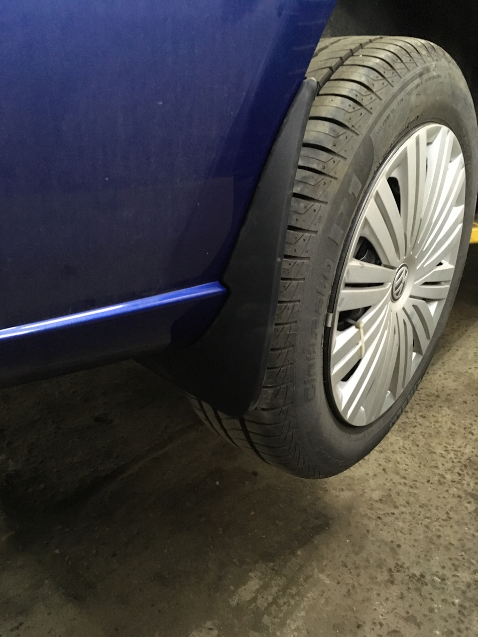 Установка брызговиков SRTK — Volkswagen Polo Sedan, 1,6 л, 2017 года ...