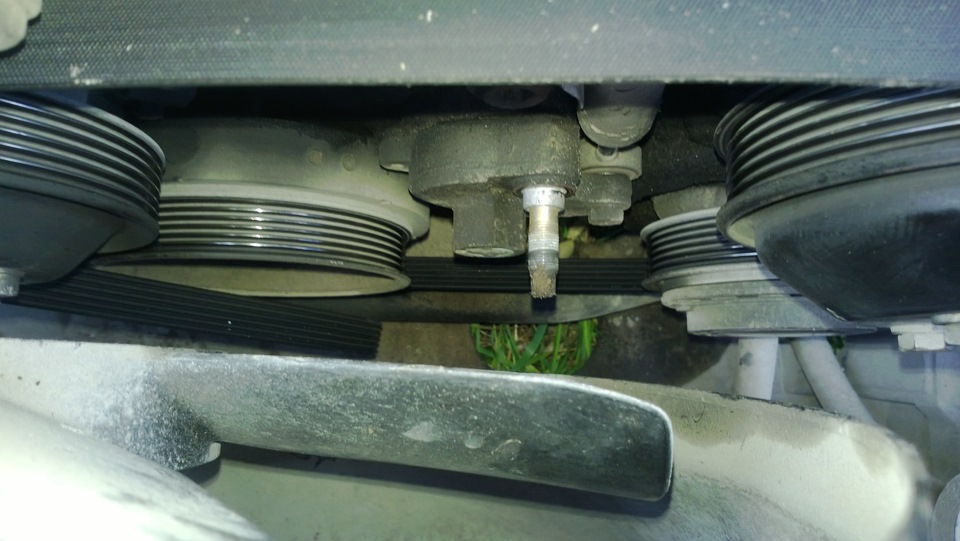 Замена натяжного ролика — Mercedes-Benz E-Class (W124), 2,2 л, 1993 ...