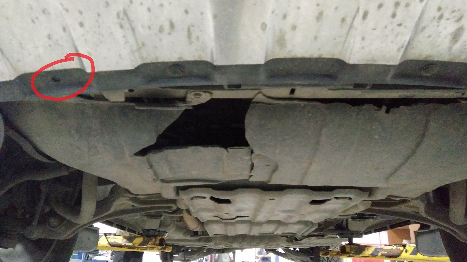 Замена расходника в бампере (пыльника двигателя) — Jeep Grand Cherokee ...