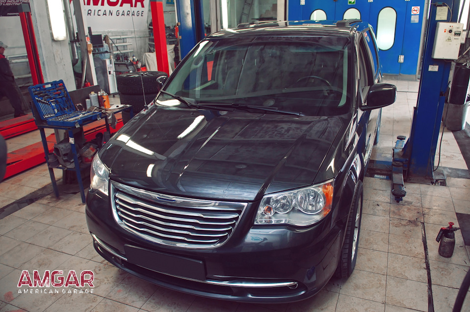 Замена передних тормозных дисков и колодок Chrysler Town and Country ...