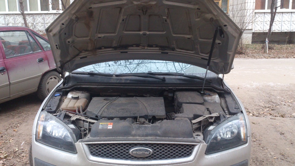 Газовая опора капота — Ford Focus II Sedan, 1,8 л, 2007 года | своими ...