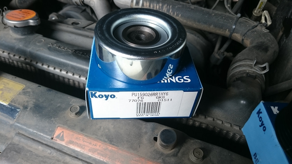 PU159026RR1HY6 Ролик натяжителя приводного ремня MMC 6G72 / 6G74 / 6G75 ...