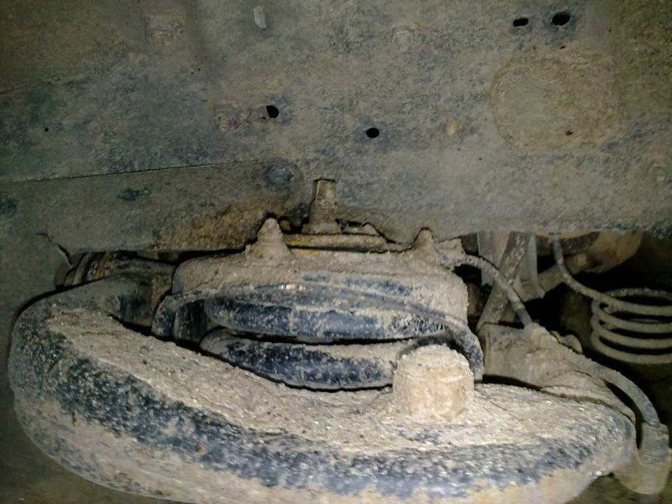 Шток амортизатора и опорная чашка — Toyota 4Runner III, 3,4 л, 2000 ...