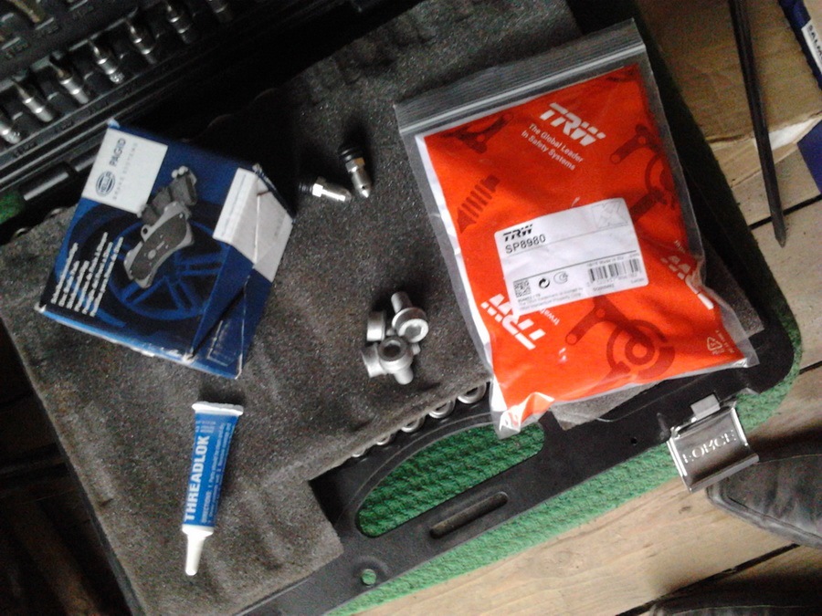 замена колодок и подготовка к переборке суппорта — Audi A6 (C5), 1,9 л ...