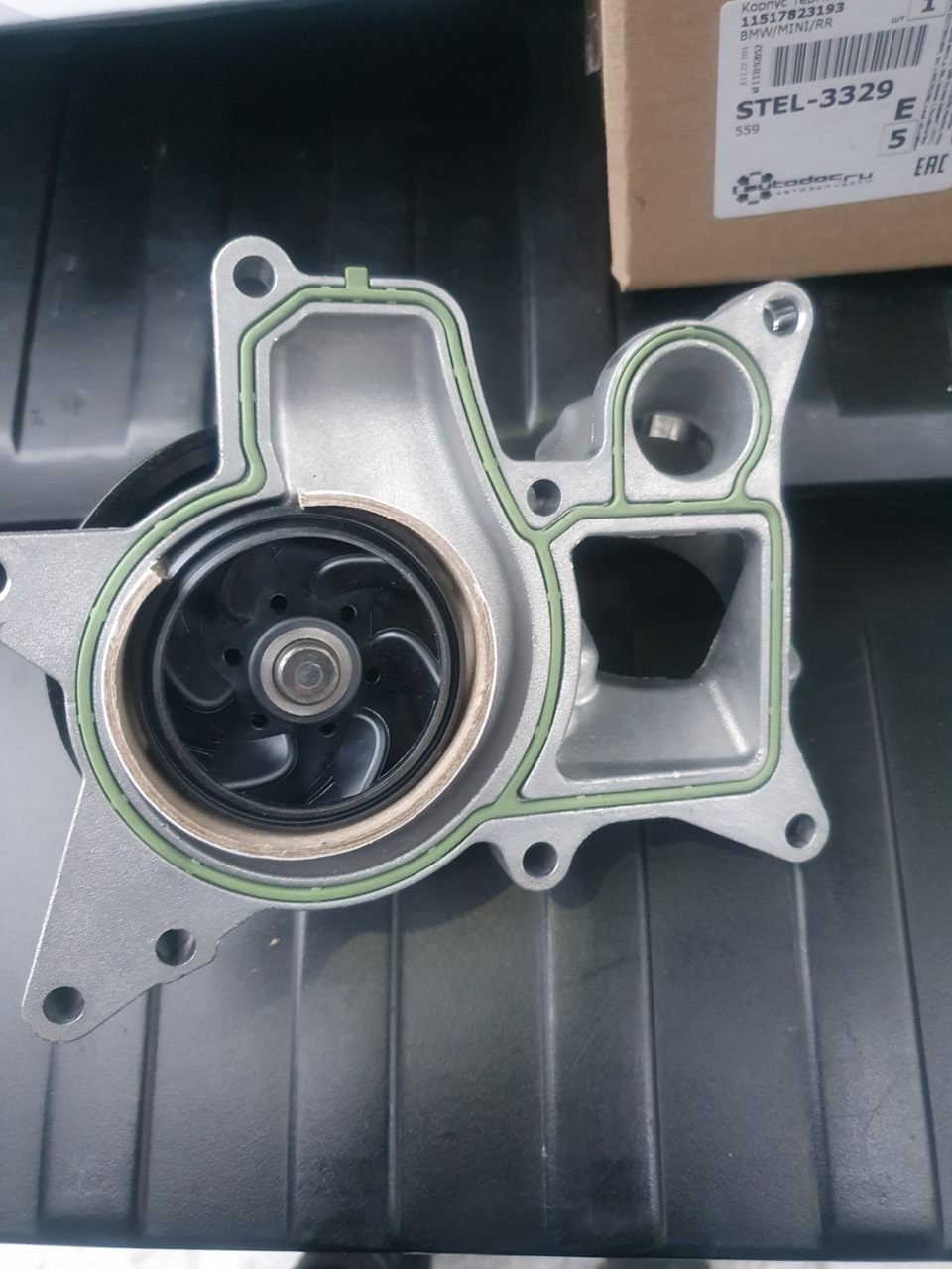 Замена помпы, термостата и тройника — BMW X5 (E70), 3 л, 2011 года ...