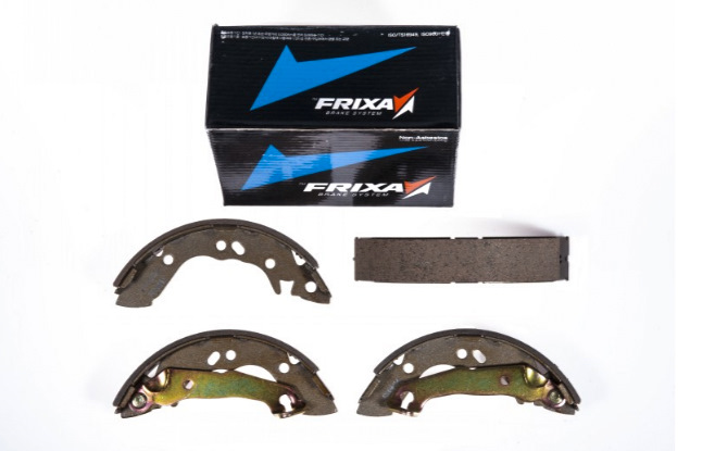 Замена задних тормозных колодок. — Hyundai Accent (2G), 1,5 л, 2008 ...