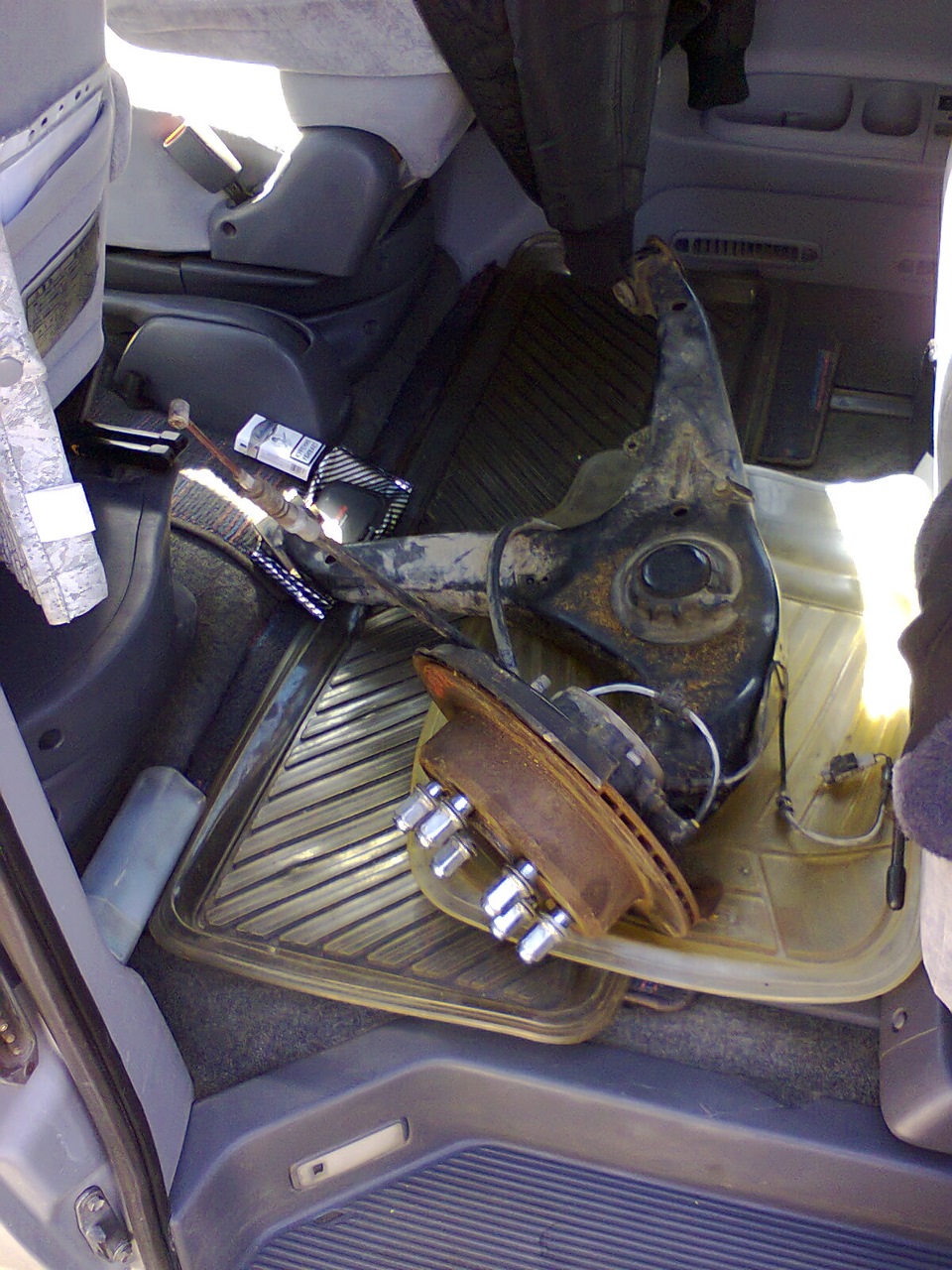 Поменял задний, левый рычаг. — Toyota Hiace Regius, 2,7 л, 1997 года ...