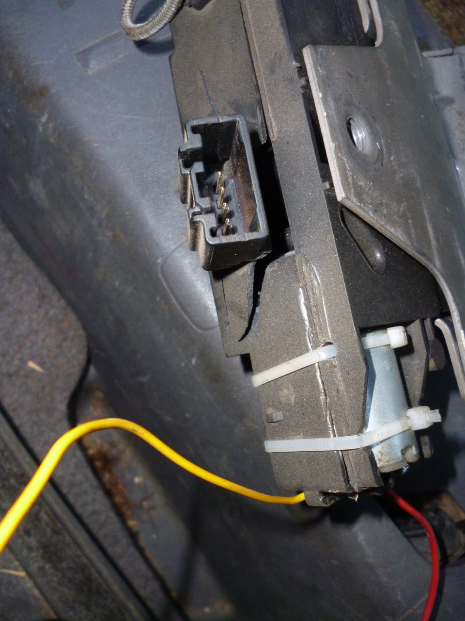 Замок богажника и проводка. — Volvo S40 (2G), 1,6 л, 2006 года ...