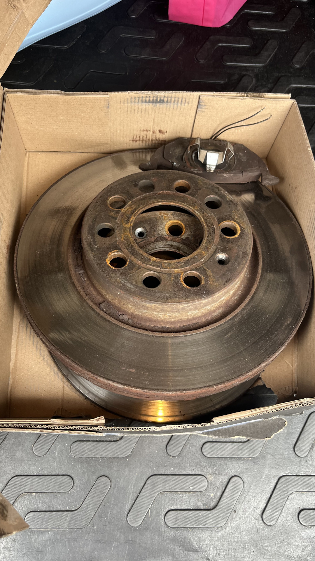 Течь прокладки передней крышки двигателя CLRA и замена цепи ...