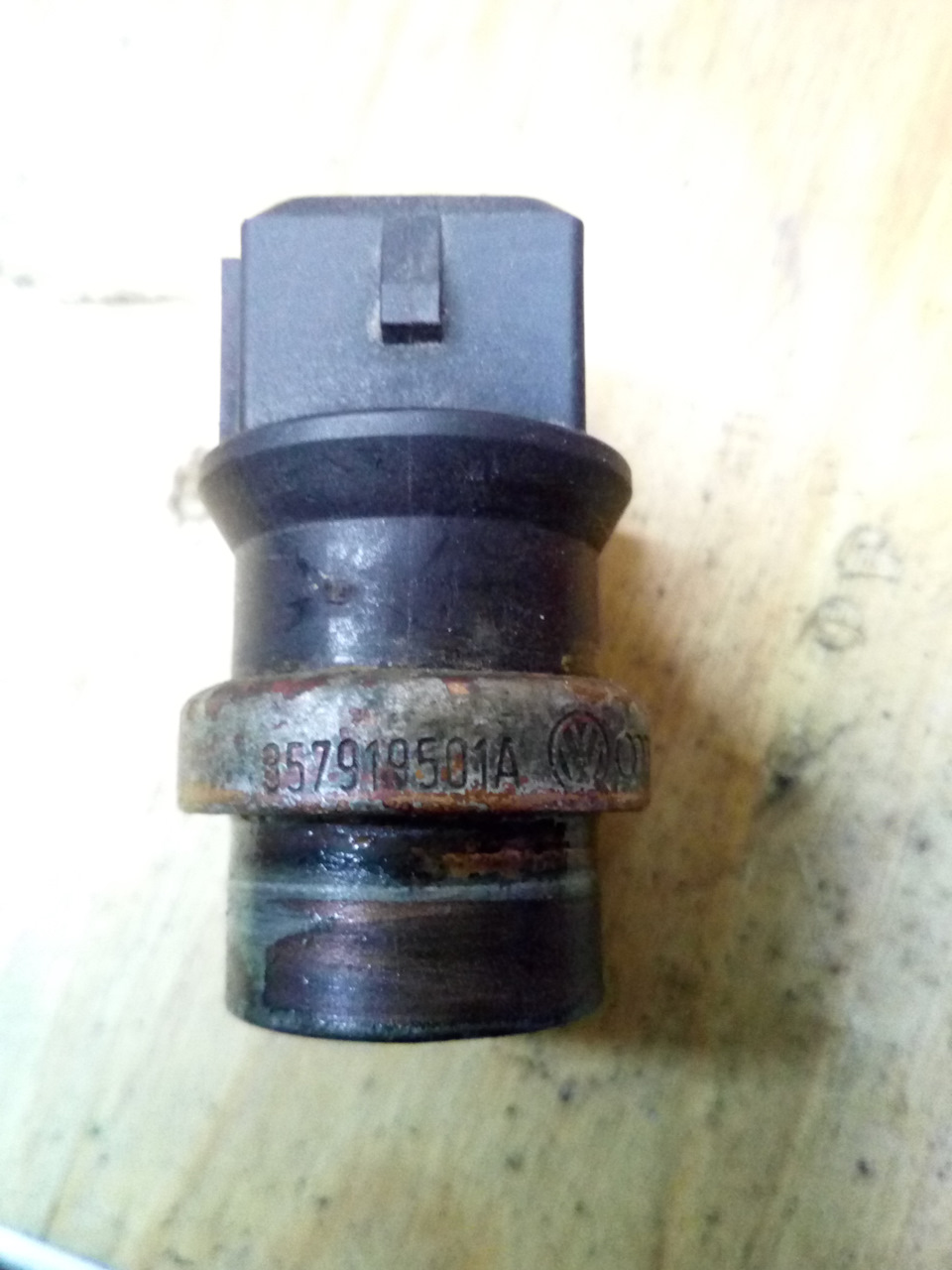 357919501A Датчик температуры охл. жидк.-черно-желтый / SEAT, VW 1.0-2. ...