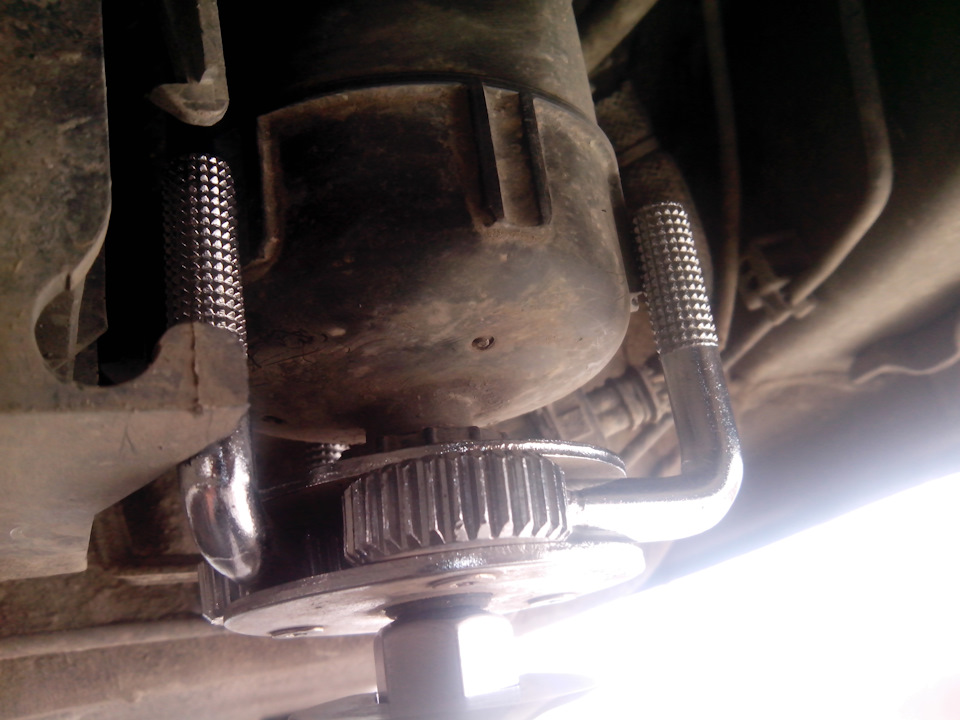 замена топливного фильтра — Volvo XC90 (1G), 2,4 л, 2012 года | своими ...