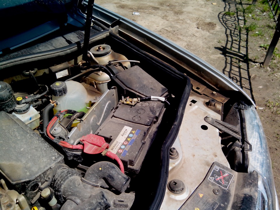 Уплотнитель под капот — Renault Duster (1G), 2 л, 2012 года ...