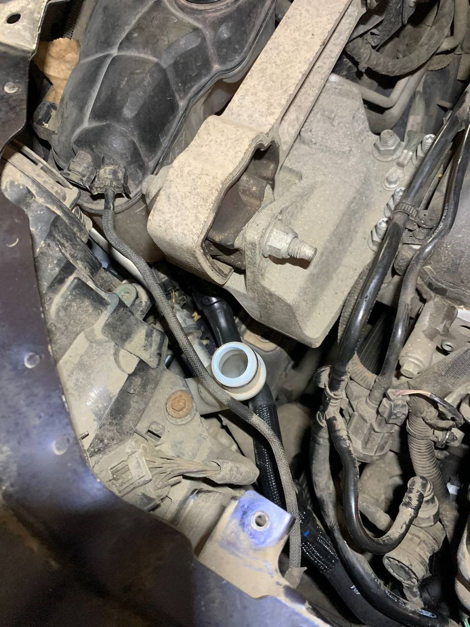 Замена патрубка системы охлаждения — Land Rover Discovery Sport (1G), 2 ...