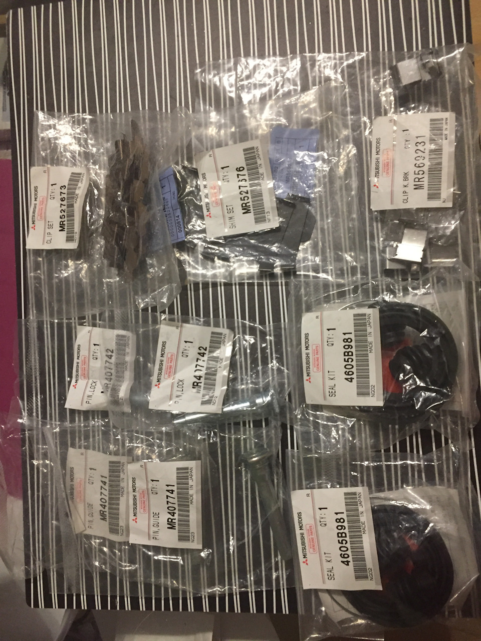 MR569231 Комплект зажимов тормозных колодок Mitsubishi | Запчасти на DRIVE2