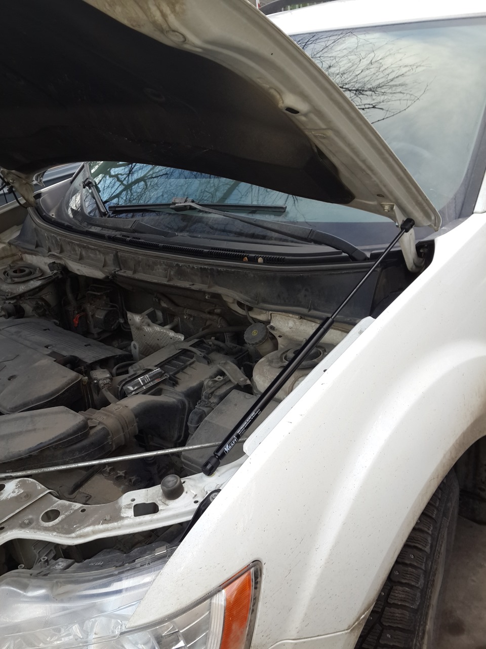 Установка амортизаторов капота — Mitsubishi Outlander XL, 2,4 л, 2011 ...